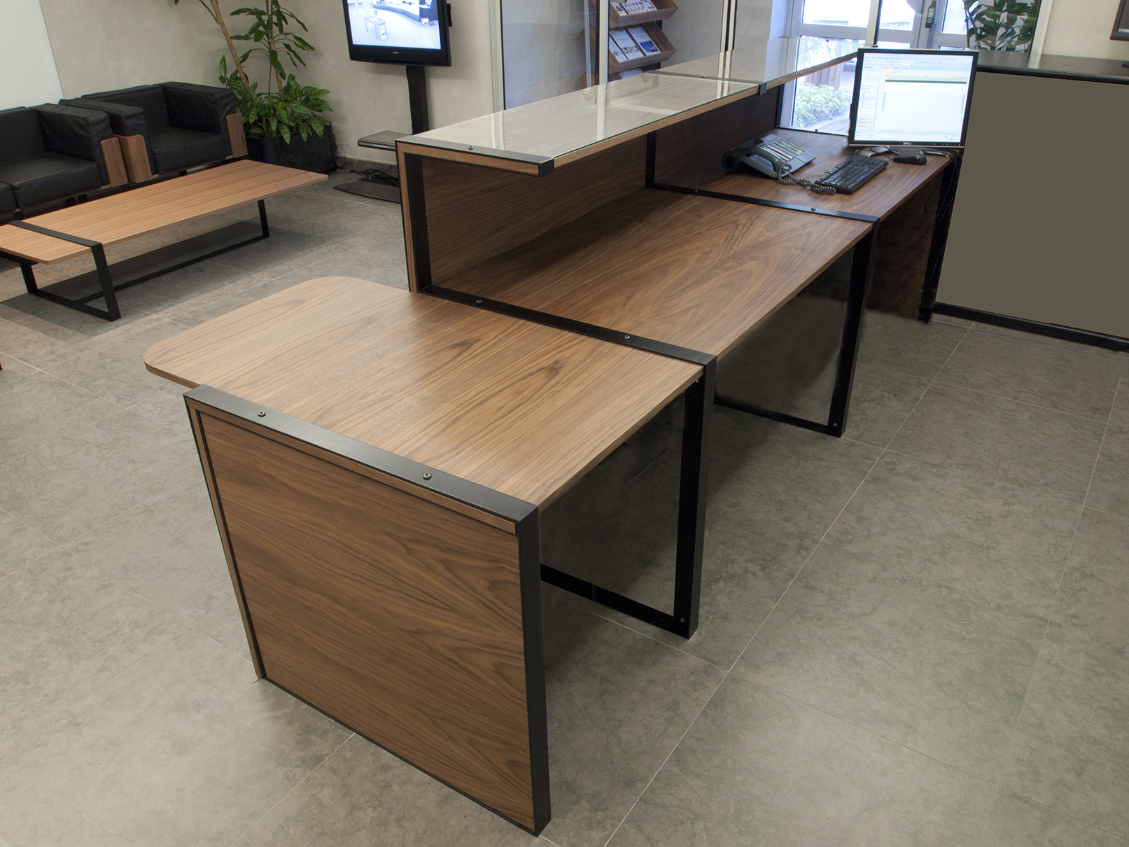 Banque d'accueil design en bois et métal fabriquée à la main