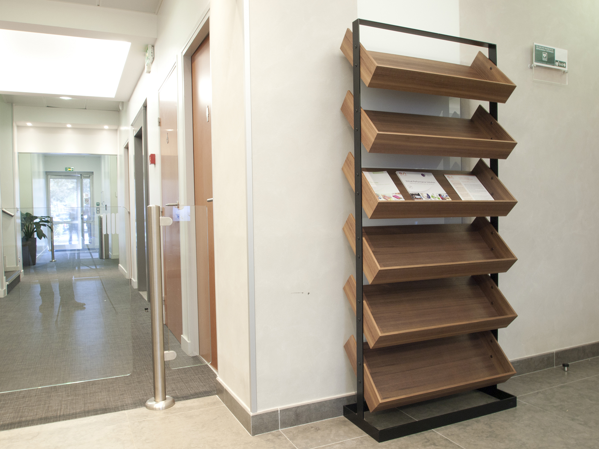 Présentoir design métal et bois - mobilier fait à la main en Europe