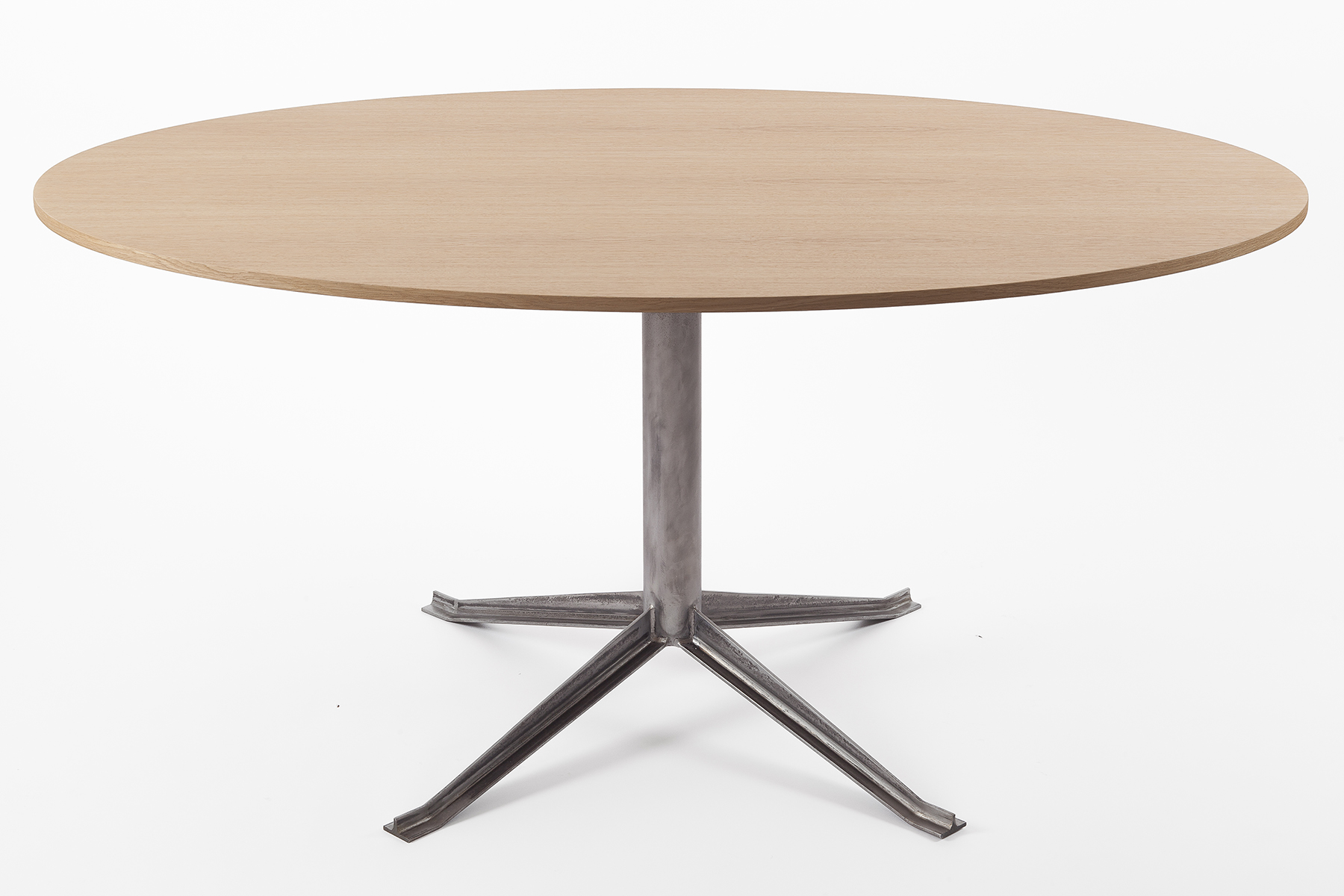Table ovale en bois et métal - mobilier fait à la main en Europe